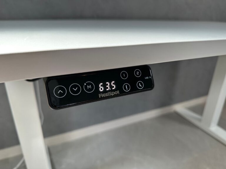 レビュー｜電動昇降デスク FLEXISPOT E7Hは配線整理がよりしやすくなったスタンディングデスク | カラクリンカム | ガジェットとインテリアでデスク周りを整える