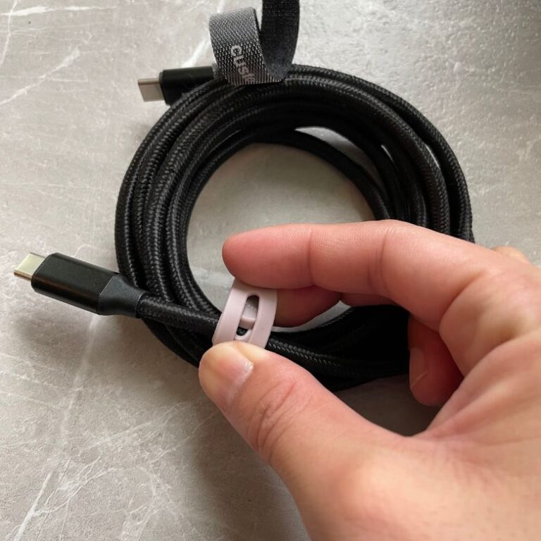 配線整理グッズ USBケーブルをおしゃれにまとめる MOTTERU sofumoケーブルバンド レビュー | カラクリンカム | ガジェットとインテリアでデスク周りを整える